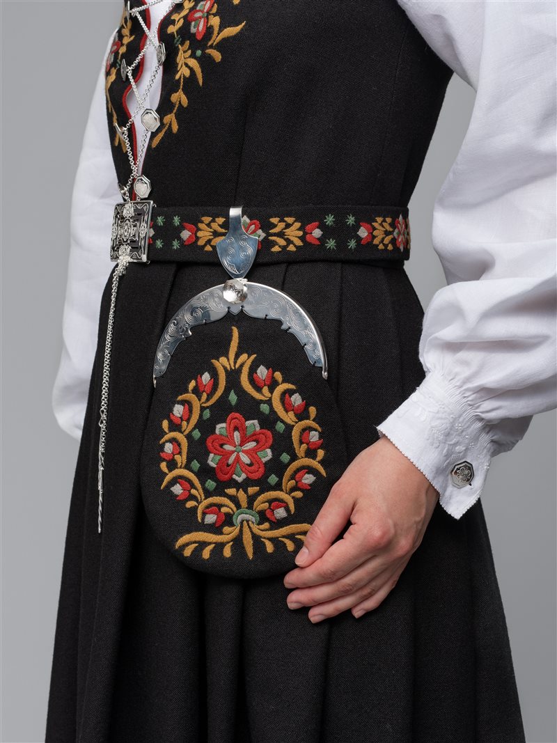 Bunad fra nedre Buskerud - Norsk Flid nettbutikk og bunader